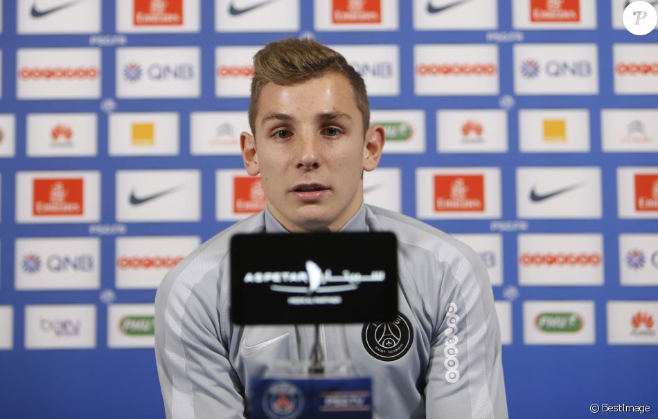 Lucas Digne en conférence de presse au Camps des Loges avant le match ...