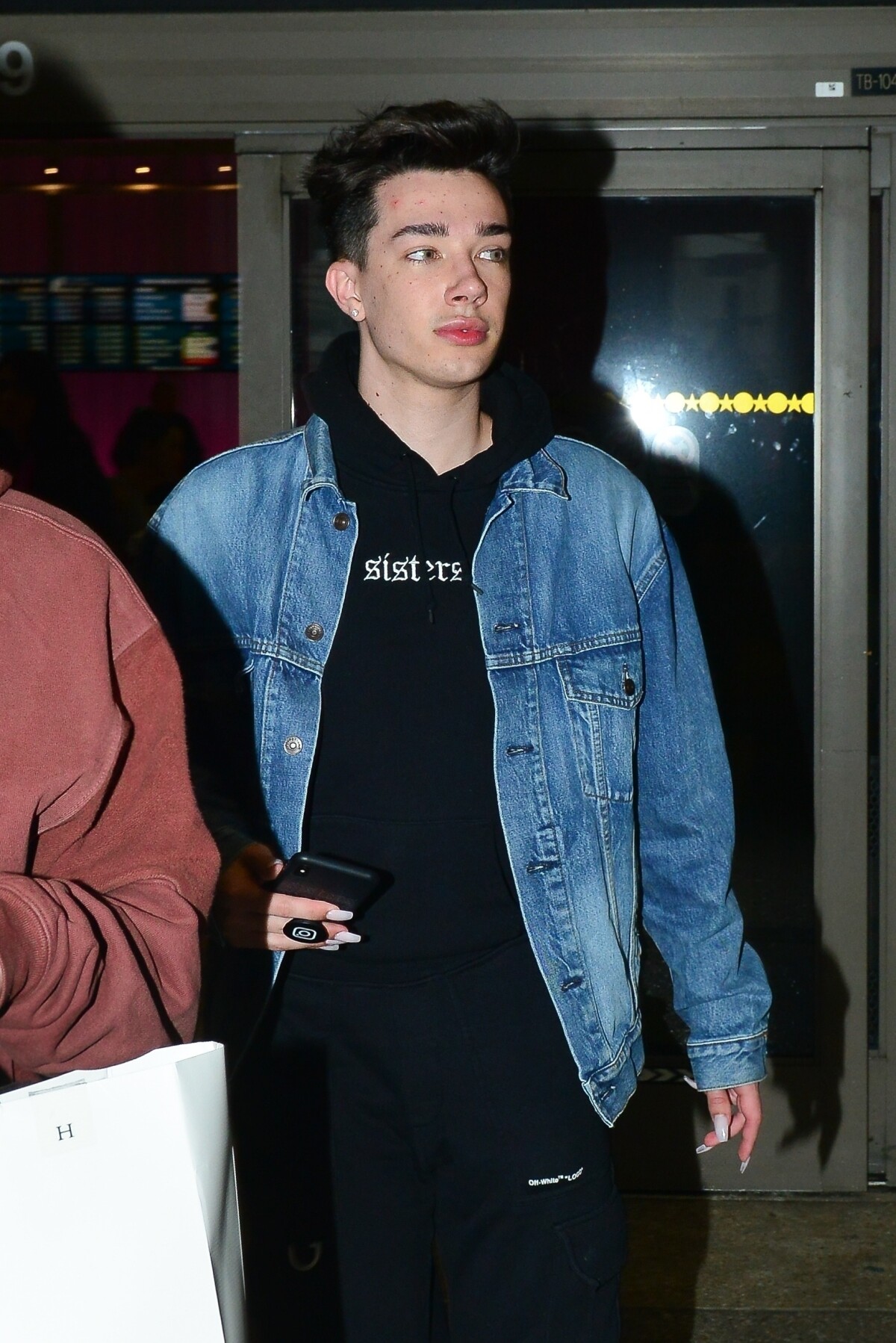 Photo : Exclusif - Le jeune YouTubeur James Charles arrive à l'aéroport ...