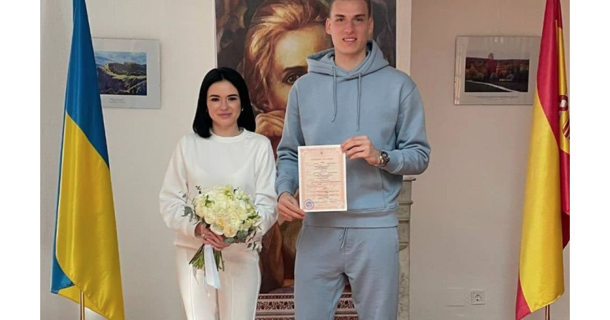 Le footballeur Andrey Lunin et son épouse Anastasiia se sont mariés à ...