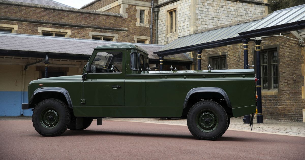 Le Land Rover modèle Defender 130 Gun Bus de couleur vert bronze ...