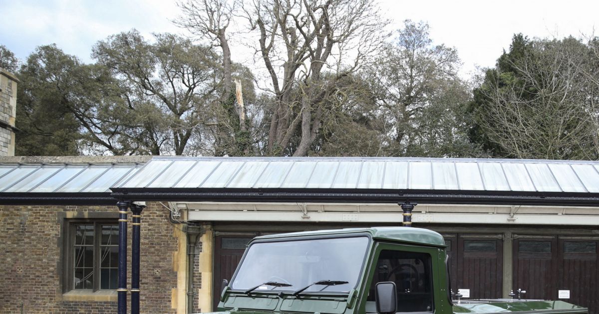 Le Land Rover modèle Defender 130 Gun Bus de couleur vert bronze ...