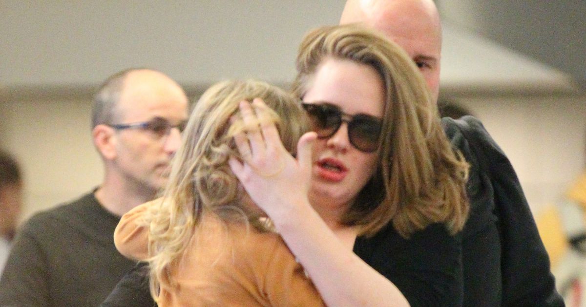La chanteuse Adele et son fils Angelo Konecki arrivent à l'aéroport LAX ...
