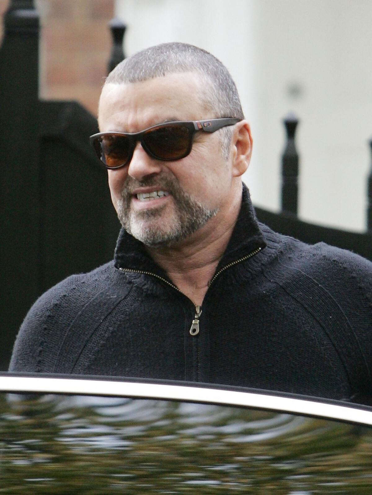 Photo : Le chanteur George Michael quitte son domicile pour rejoindre ...