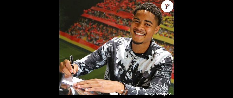 Jonathan Varane- Signature de son premier contrat professionel au RC ...