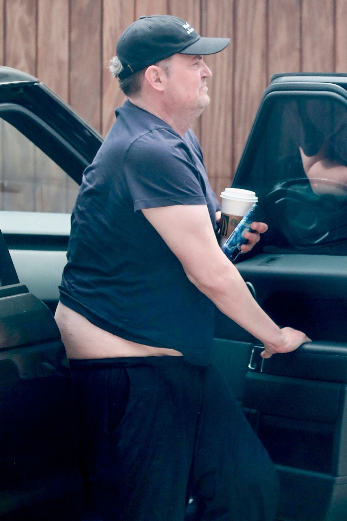 Photo : Exclusif - Matthew Perry à la sortie de sa voiture alors qu'il ...