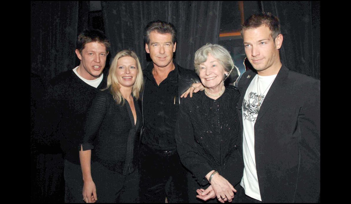 Photo : Pierce Brosnan en famille le 21 février 2006 à Londres ...