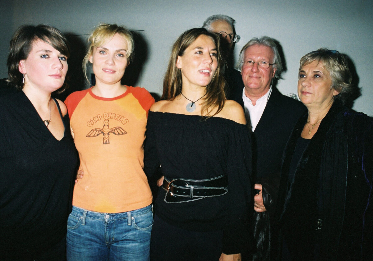 Photo : Emmanuelle, Mathilde et Marie-Amélie Seigner avec leurs parents ...