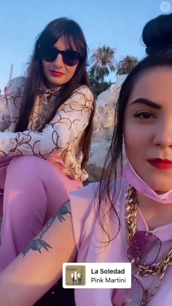 Hoshi : La chanteuse prend la pose en maillot, moment détente après les ...