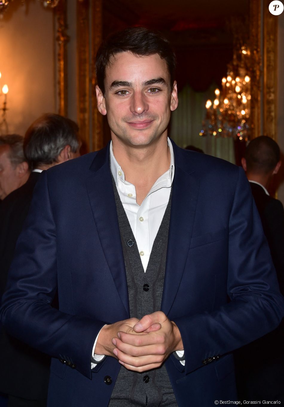 Julian Bugier : Barbe et sac à dos, le présentateur profite de ses ...
