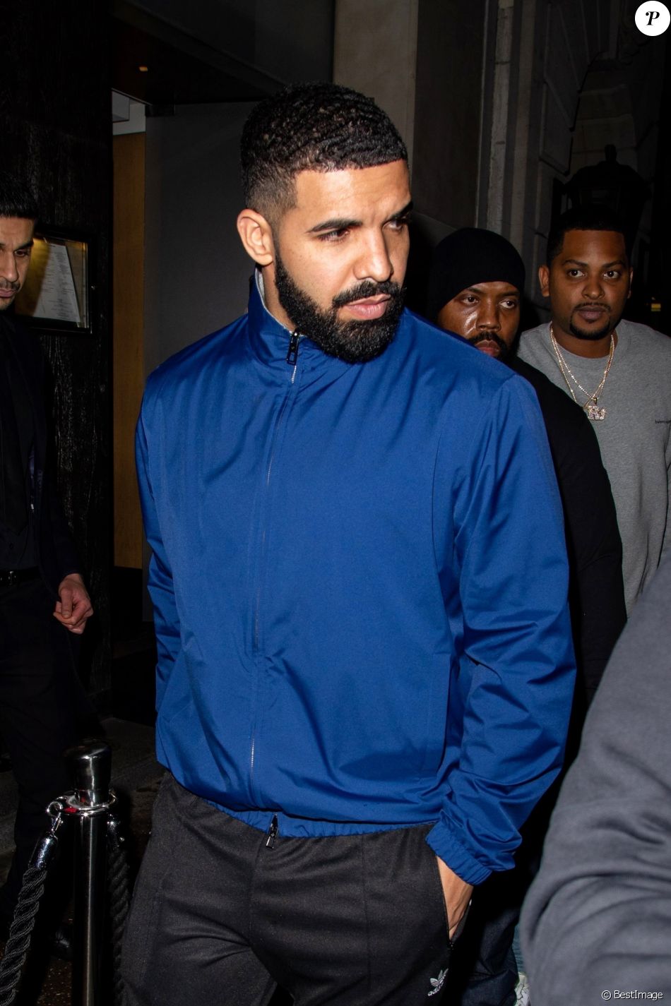 Drake sort du restaurant Nobu à Beverly Hills. Los Angeles, le 11 avril ...