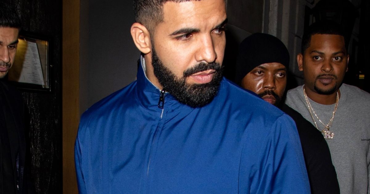 Drake sort du restaurant Nobu à Beverly Hills. Los Angeles, le 11 avril ...