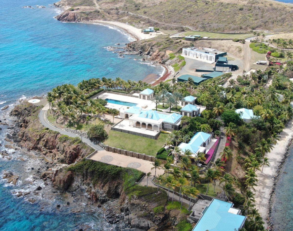 Photo : Les traces de Jeffrey Epstein effacées peu à peu de son île des ...