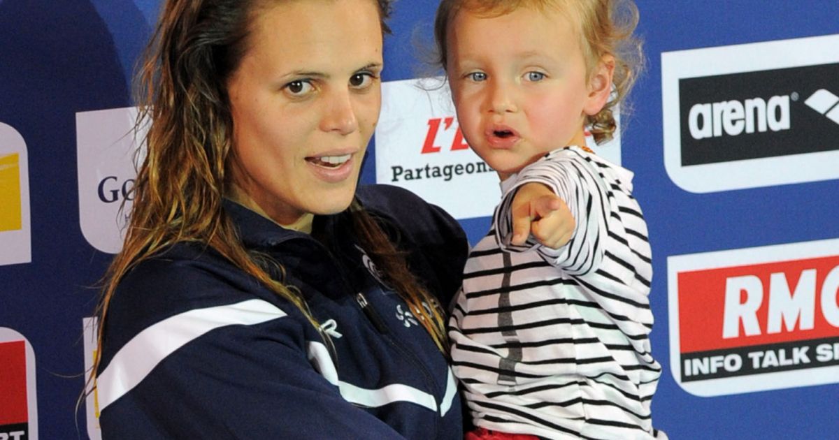 Laure Manaudou et sa fille Manon lors des championnats d'Europe petit ...