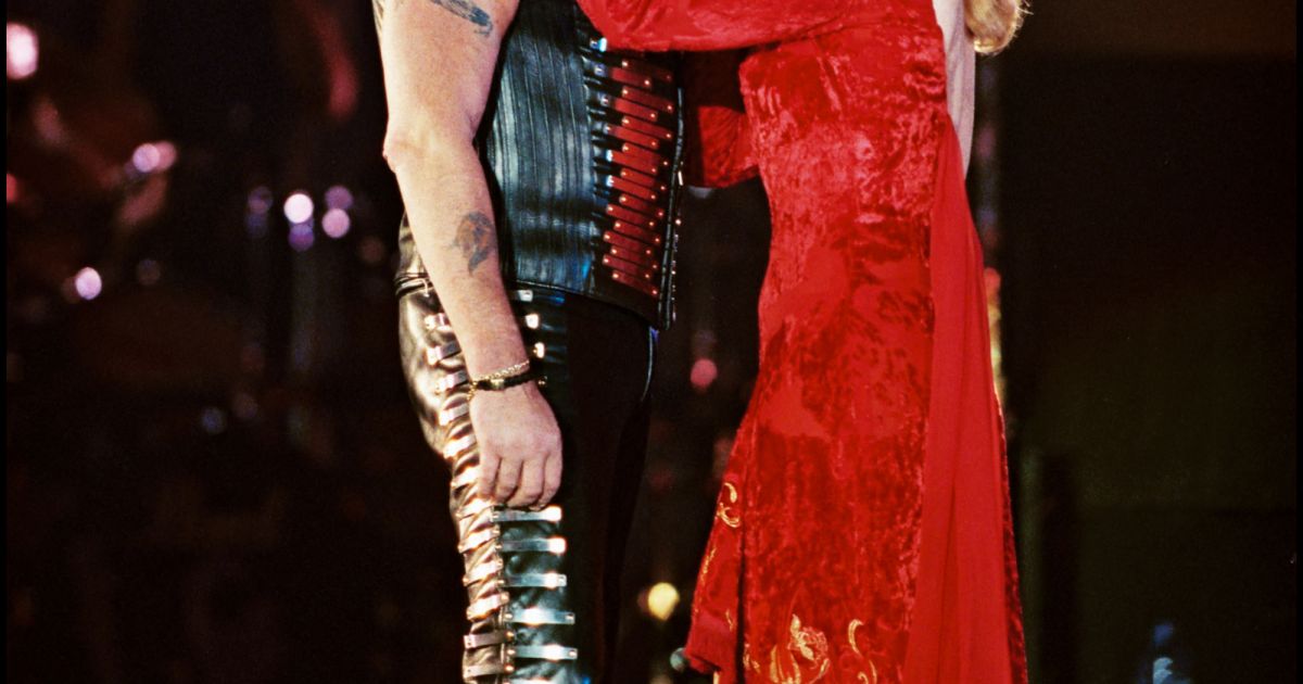 Johnny Hallyday fête ses 50 ans lors d'un concert au Parc des Princes en 1993, avec Sylvie ...