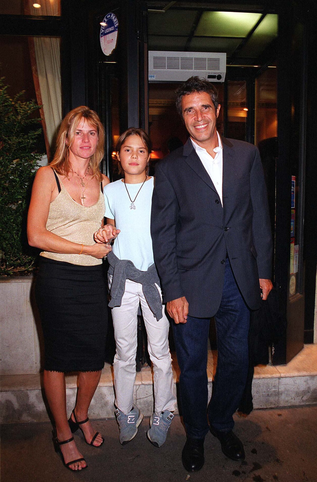 Photo : Julien Clerc, sa femme Virginie et sa fille Vanille au restaurant Coco et sa maison ...