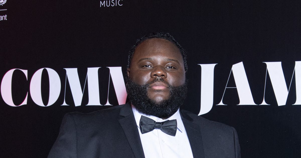 Bedjik (frère de Gims) au photocall de la soirée Unis comme jamais au ...