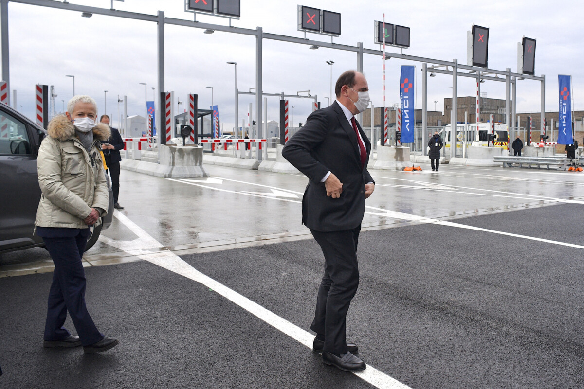 Photo : Le Premier ministre Jean Castex, accompagné par Brigitte ...