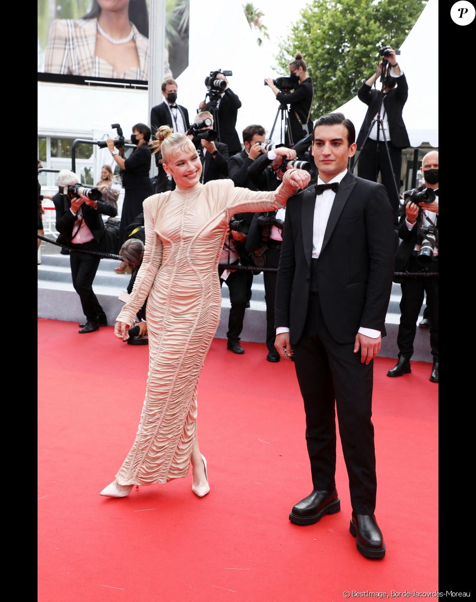 Camille Razat (Emily in Paris) s'est pacsée avec son compagnon Etienne ...