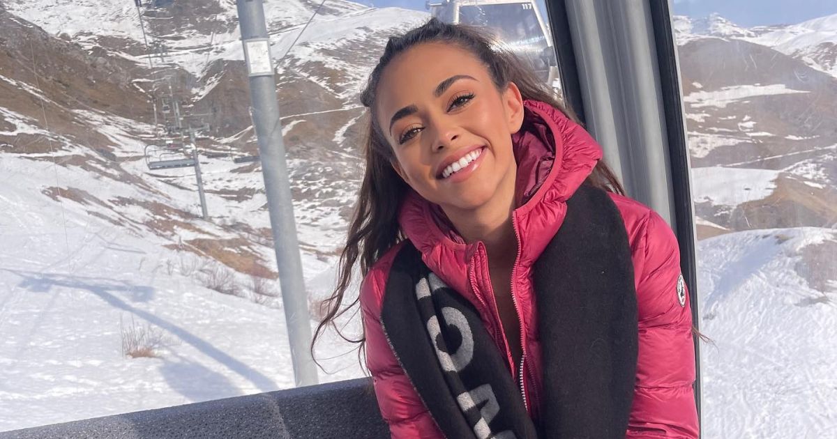 Jessica Errero souriante à la neige - Purepeople