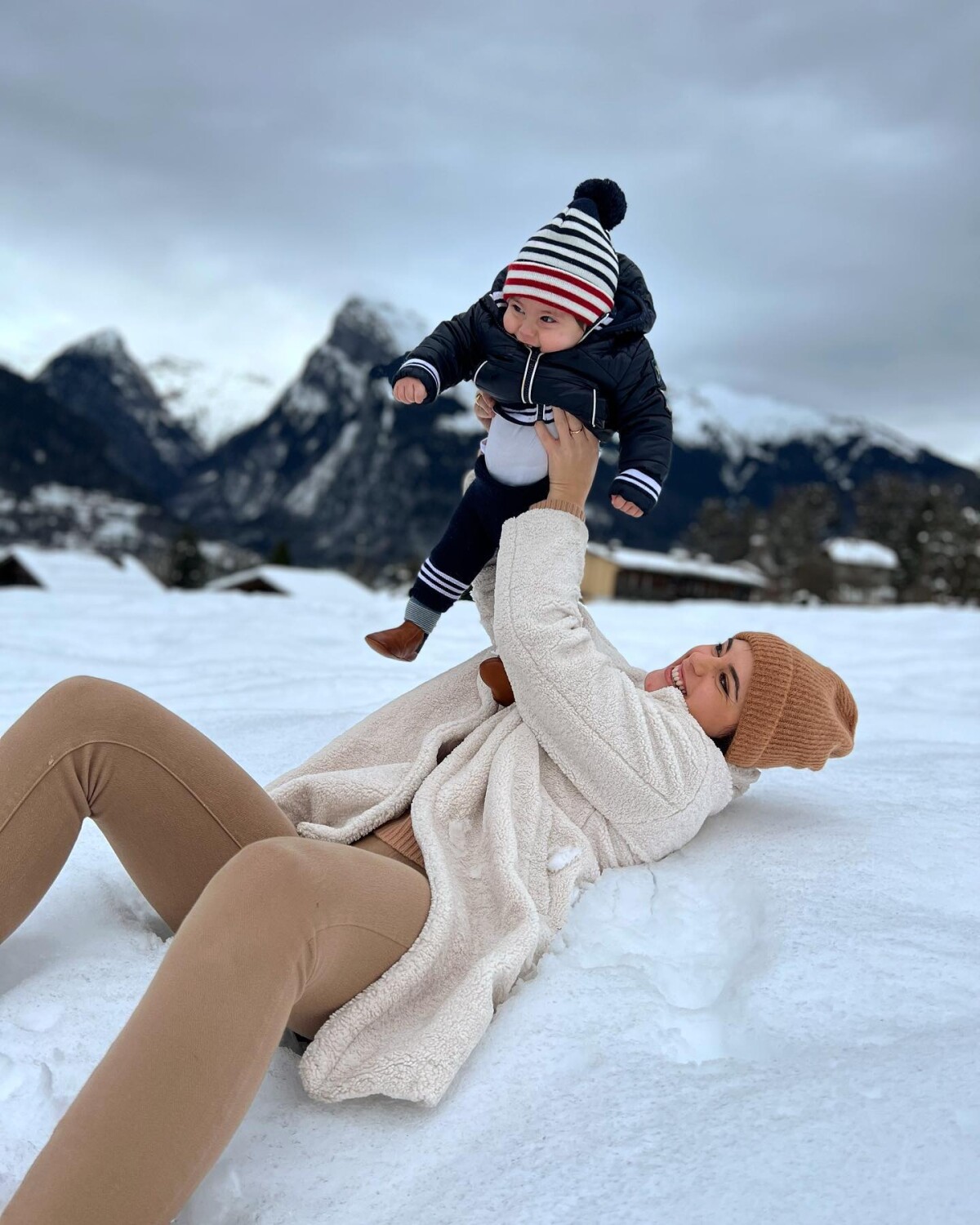 Photo : Barbara Opsomer et son fils Gabriel à la montagne - Purepeople