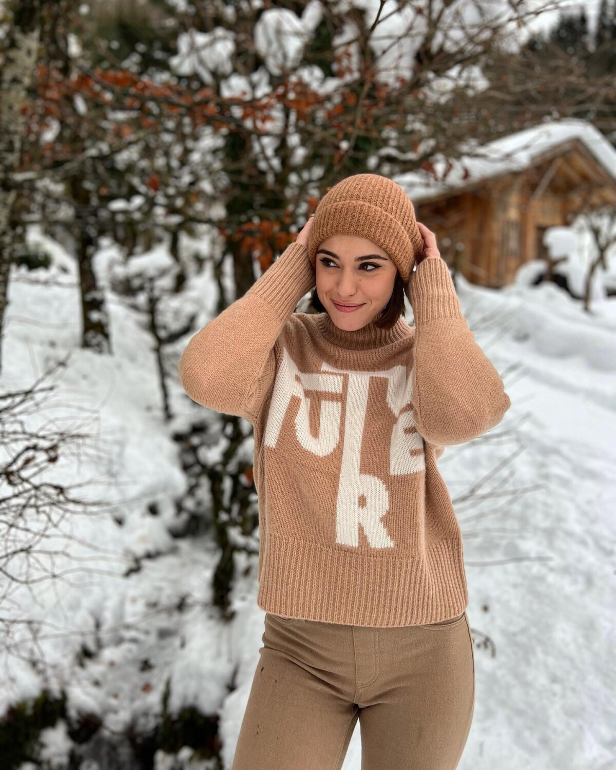 Photo : Barbara Opsomer à la montagne - Purepeople