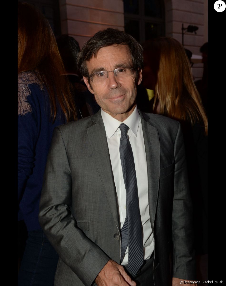 David Pujadas : Pourquoi a-t-il été obligé de porter une perruque pour ...