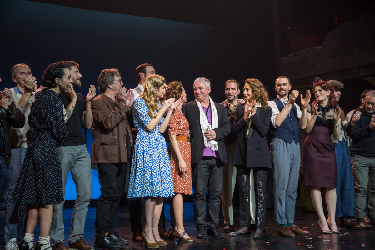 Photo : Erick Benzi (écharpe blanche), Marisa Berenson, Jessica Legende ...