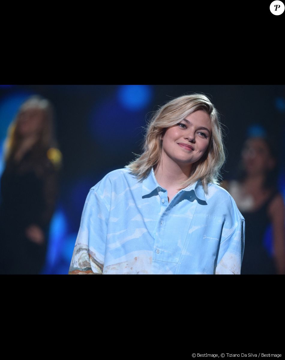 Louane : Mini-jupe et soutien-gorge apparent pour un look osé : le ...