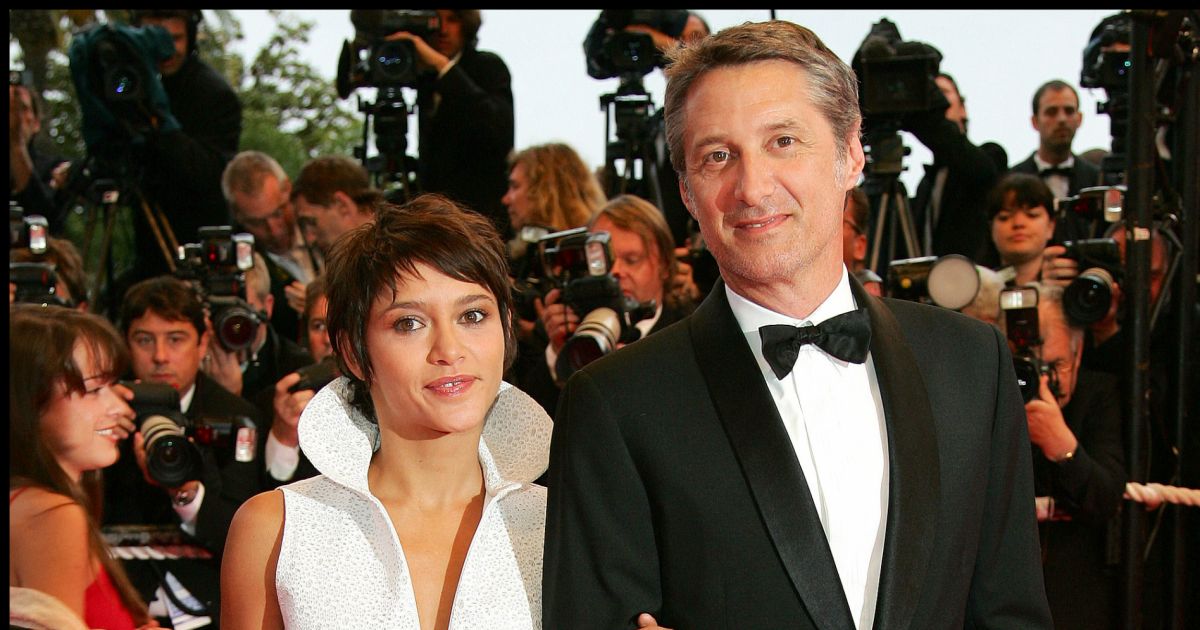 Emma & Antoine De Caunes - Montée des marches du Festival de Cannes ...