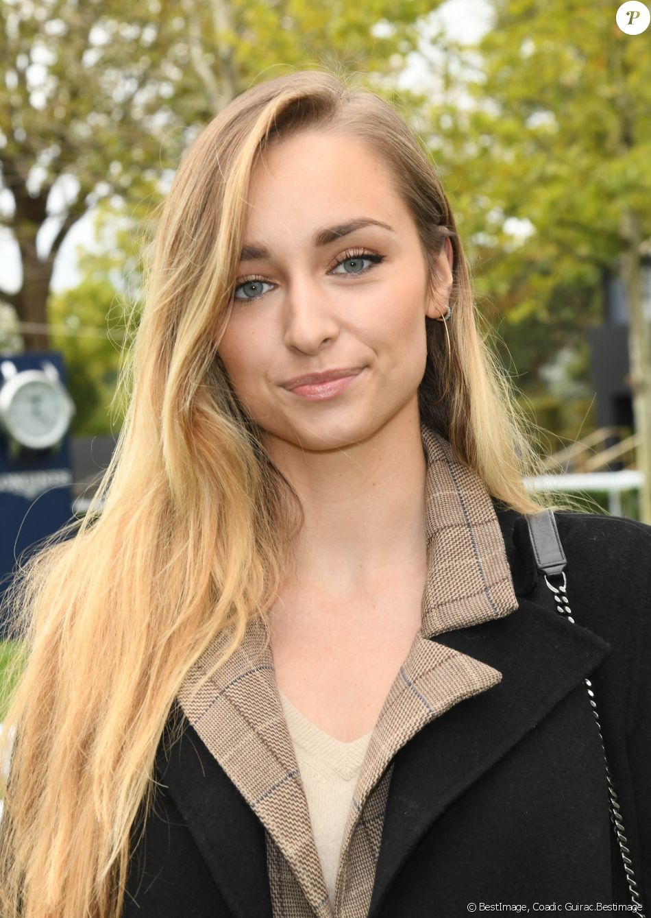 Semi-exclusif - Emma Smet - People au Qatar Prix de l'Arc de Triomphe ...
