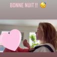 Lorie se filme avec sa fille Nina, avant le coucher de bébé. Instagram ...