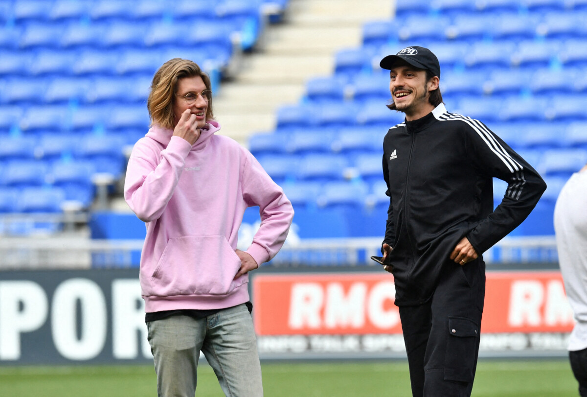 Photo : Paul Mirabel (humoriste) et Roméo Elvis (rappeur) lors du match ...