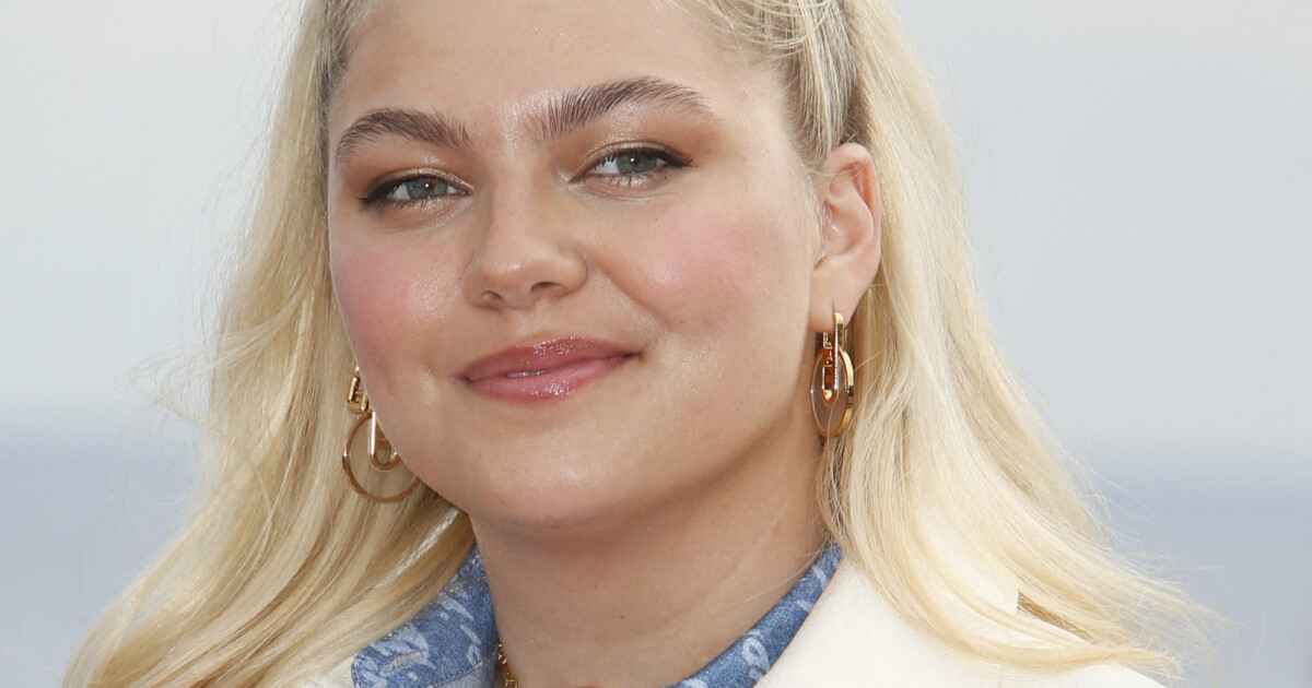 Louane canon dans un top décolleté, elle met le feu en plein festival ...