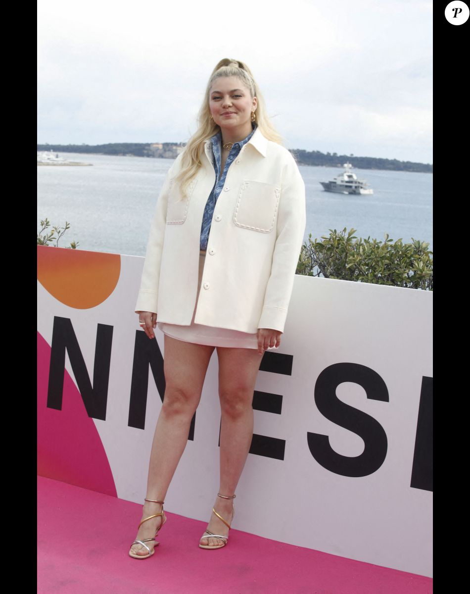 Louane canon dans un top décolleté, elle met le feu en plein festival ...