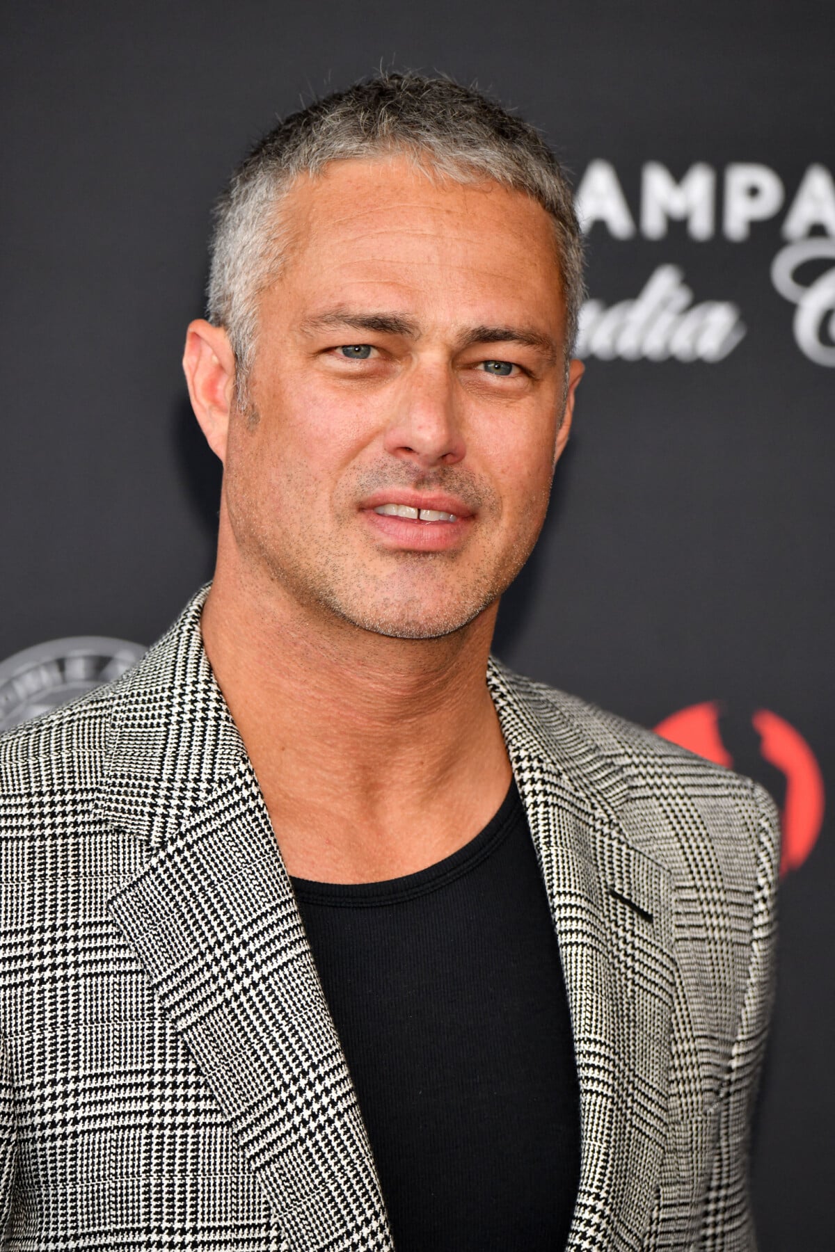 Photo : Taylor Kinney et Ashley Cruger au photocall de la cérémonie d ...