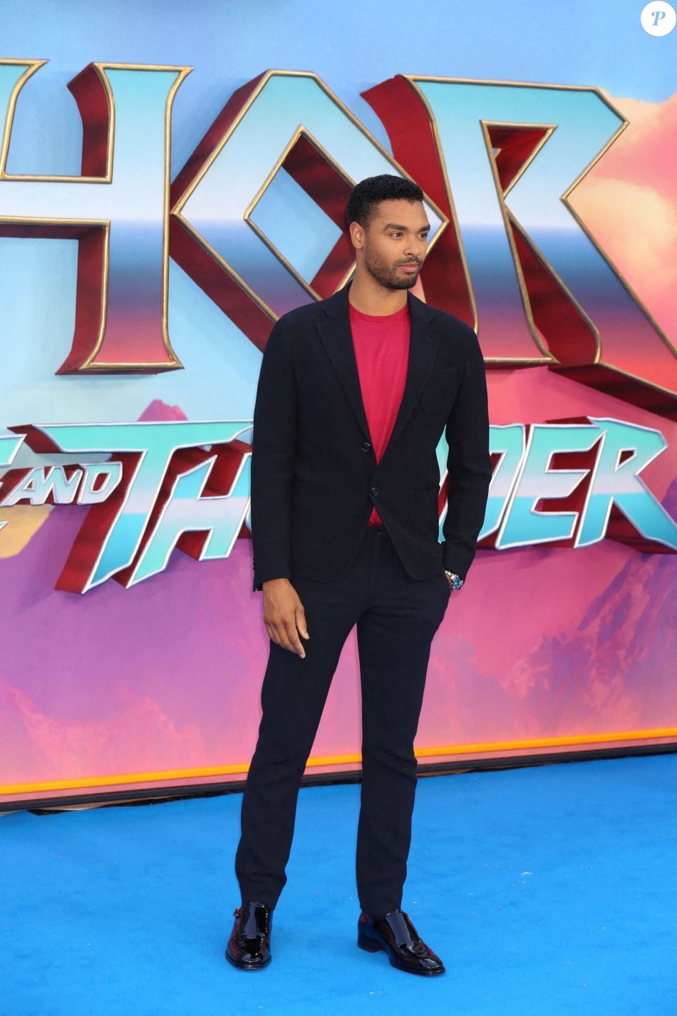 René-Jean Page à la première du film Thor: Love and Thunder à Londres ...