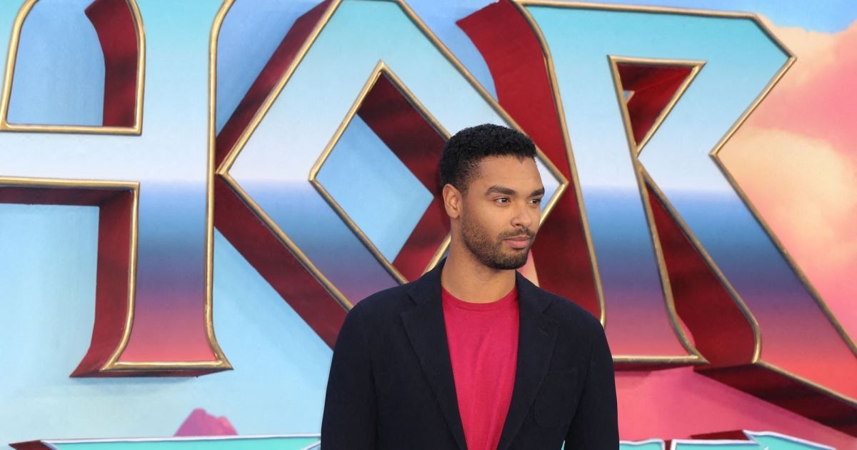René-Jean Page à la première du film Thor: Love and Thunder à Londres ...