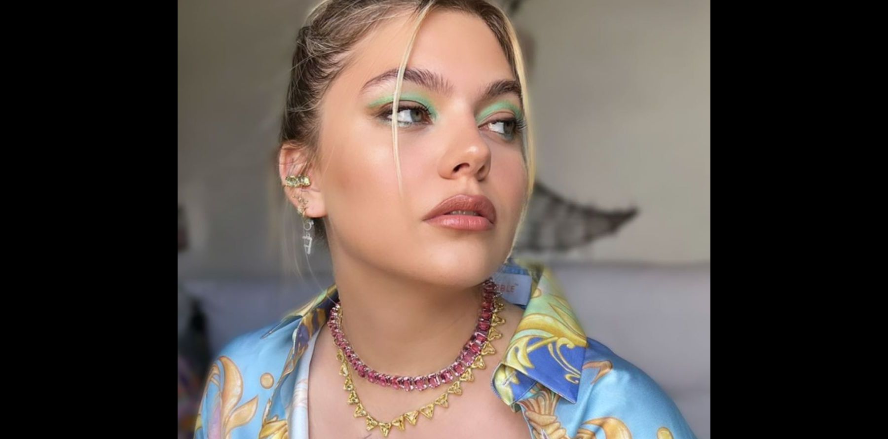 Louane en longue jupe transparente : look rock et hot au bras de son ...