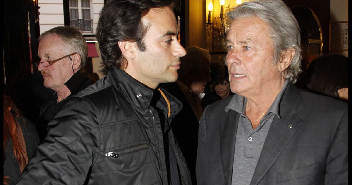 Exclusif - Anthony Delon et son père Alain Delon - Hommage à Jean ...