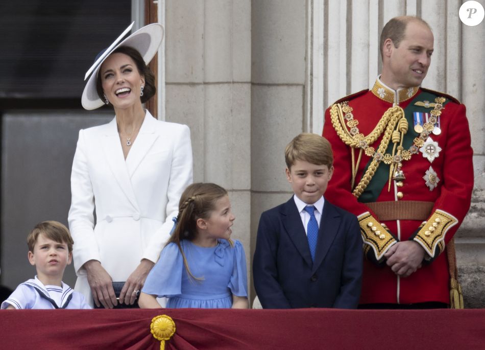 Les membres de la famille royale saluent la foule depuis le balcon du ...