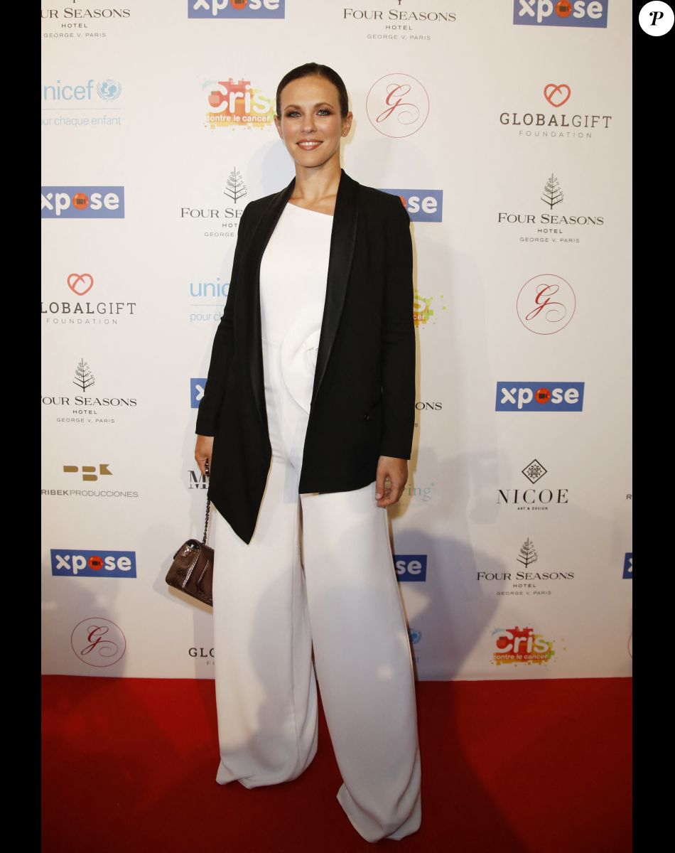 Lorie Pester : En mode roue libre en vacances, rien que pour sa fille ...