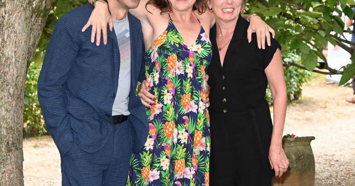 Yannick Choirat, Laure Calamy, Blandine Lenoir au photocall du film ...
