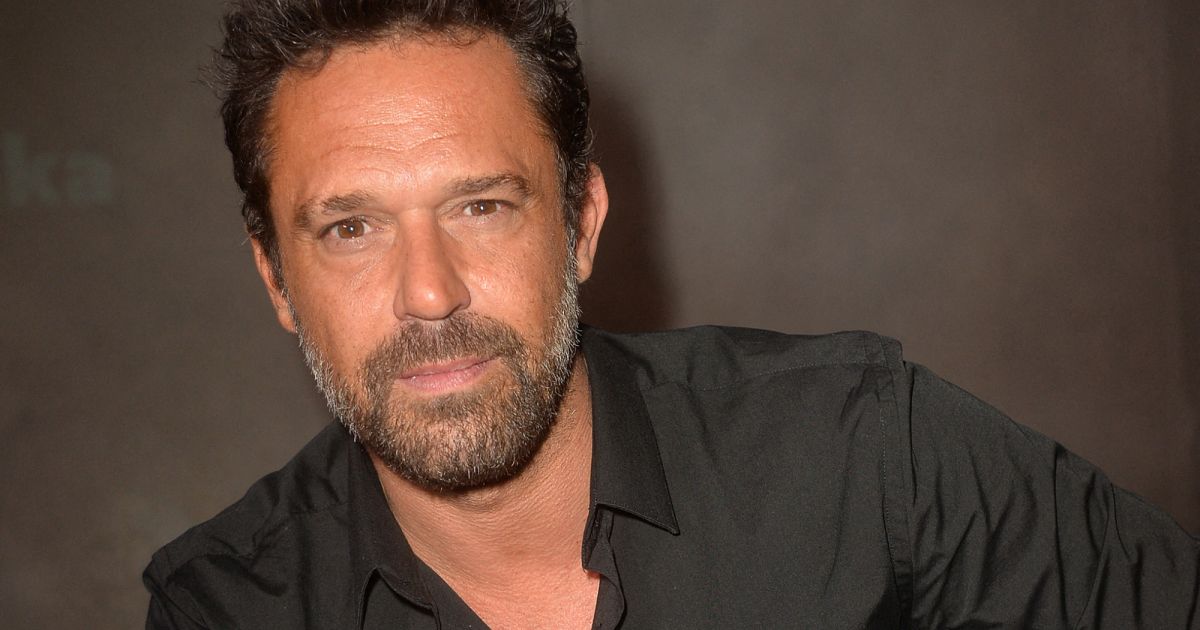 Renaud Roussel - Lancement de la collection de mouchoirs Lotus by MIKA ...