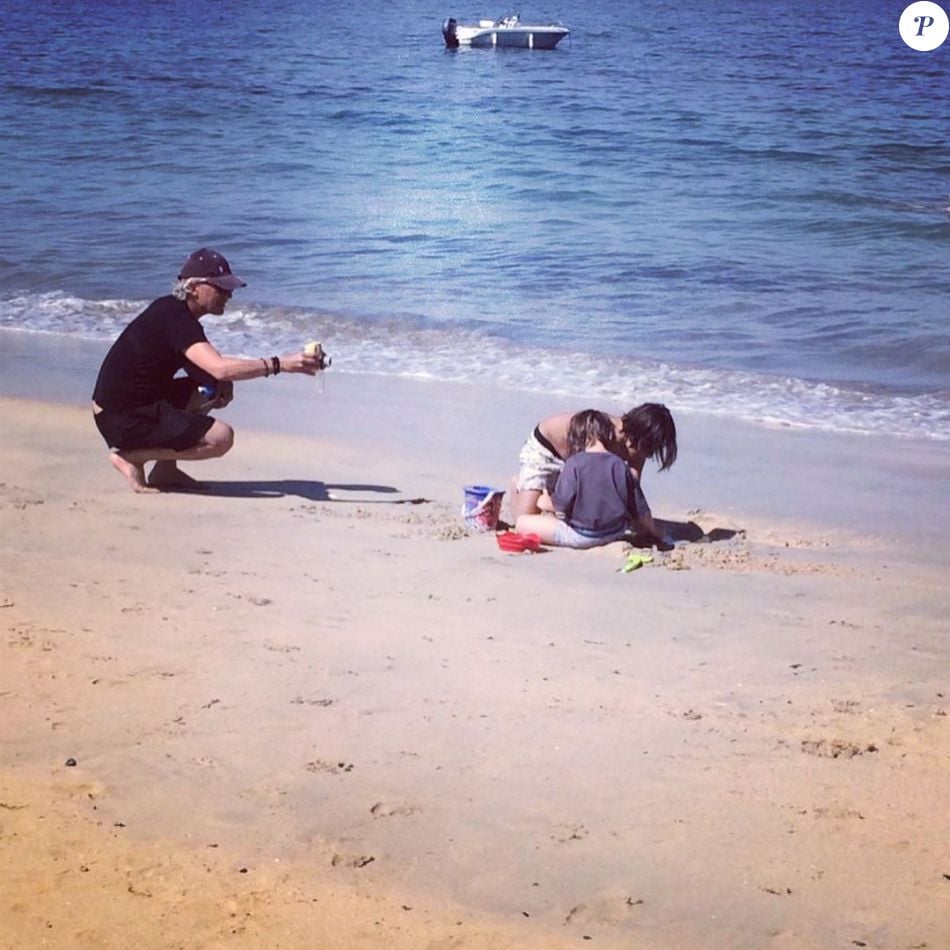 Nicola Sirkis prenant en photo ses fils, Alice-Tom et Jules, pendant les vacances - Purepeople