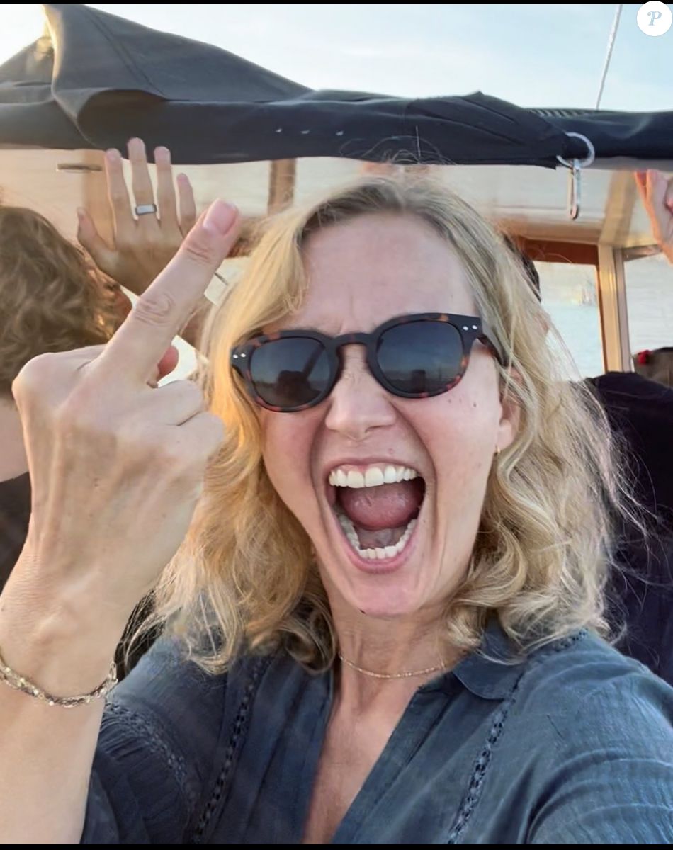 Catherine Marchal : Un doigt d'honneur pour la rentrée, la star d'Ici ... Catherine Marchal : Un doigt d'honneur pour la rentrée, la star d'Ici ...