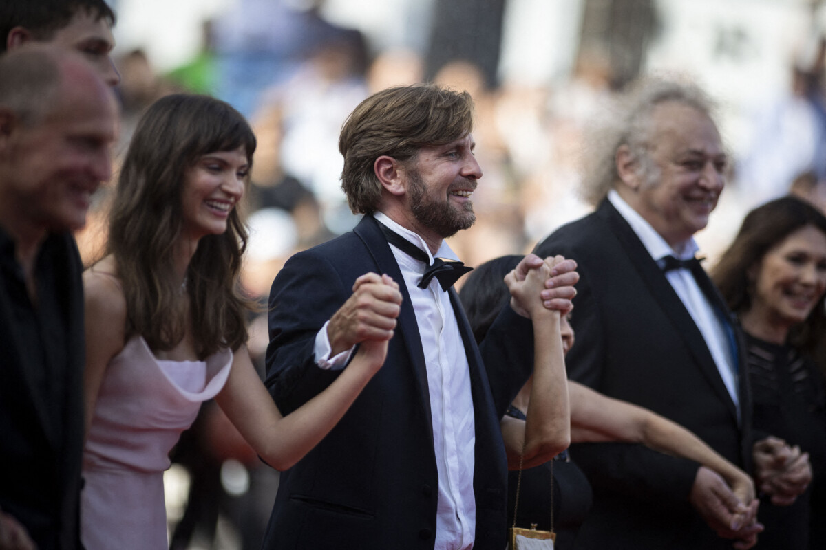 Photo : Charlbi Dean, Ruben Östlund - Montée des marches du film ...