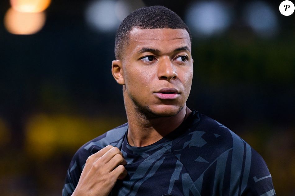 Kylian Mbappé - Échauffement avant d'affronter le FC Nantes avec le ...