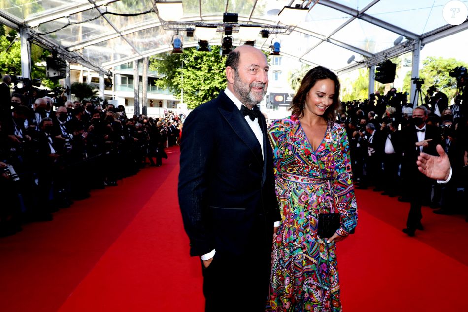 Kad Merad et sa compagne Julia Vignali - Montée des marches du film OSS ...