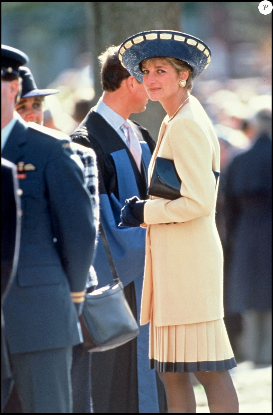 La princesse Diana lors d'une visite en Angleterre - Purepeople