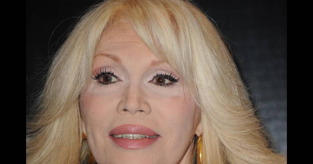 Amanda Lear à la première du film A Single Man, sur les Champs Elysées ...